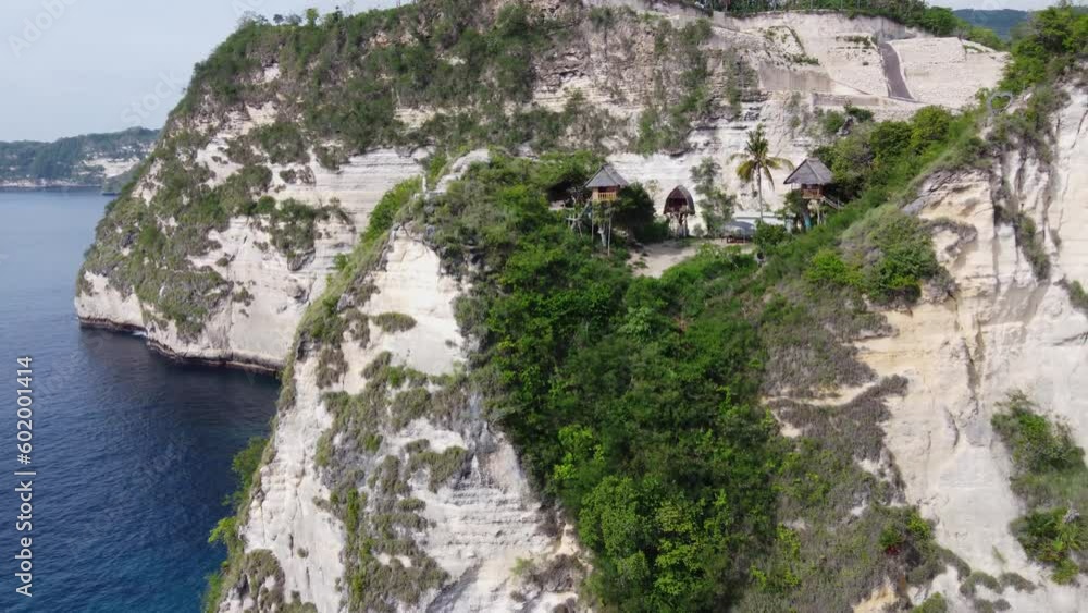 Stockvideon Aerial, pullback reveal Rumah Pohon Tree house and Thousand ...