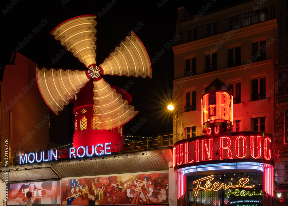 Foto de Moulin Rouge Paris France. Burlesque show windmill and building ...