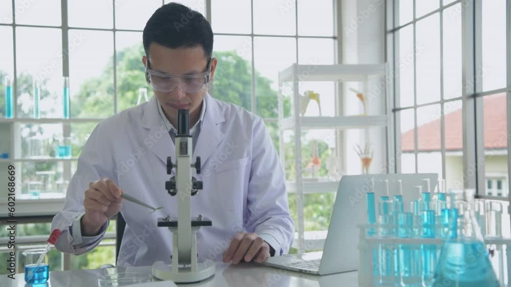 Stockvideo Research concept of 4k resolution. Asian scientists are ...