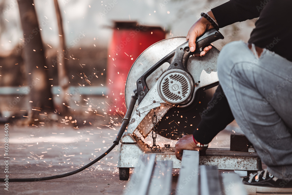 The fiber circle cutting machine cutting machine cut the stainless ...