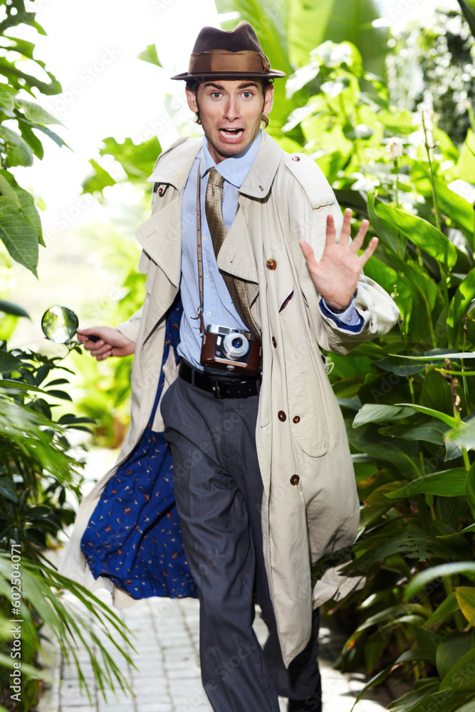 Foto de Detective man, shocked search and portrait in jungle with ...