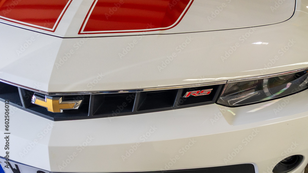 Foto de Chevrolet camaro rs logo text and brand sign front of sport ...