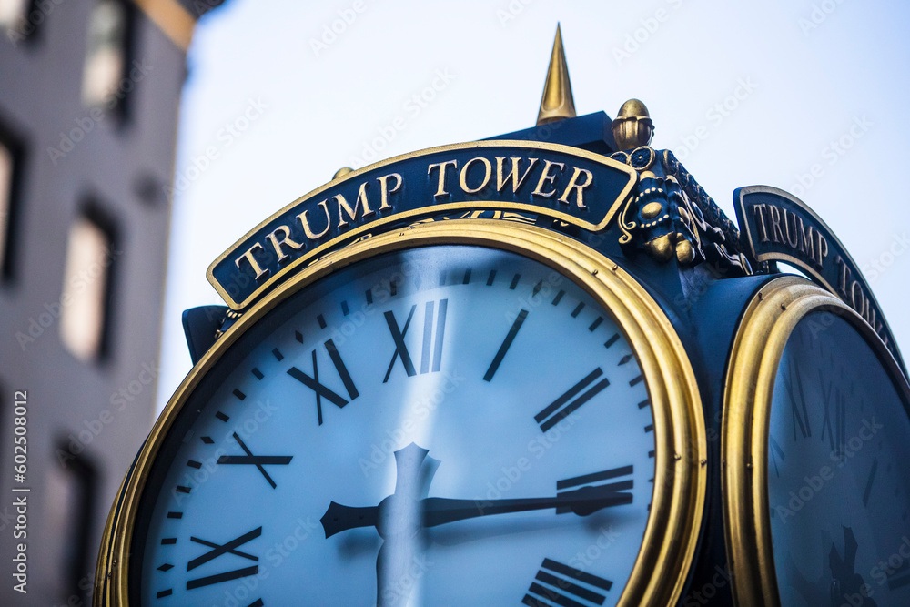 Foto de 2023-04-20 New York USA Low angle of the gold facade of Trump ...