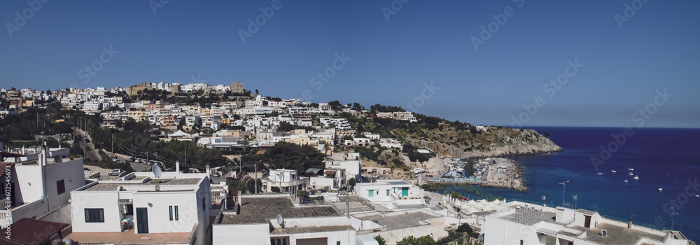 Vista panorámica de la ciudad de Castro en Lecce, Italia. En lo alto de ...