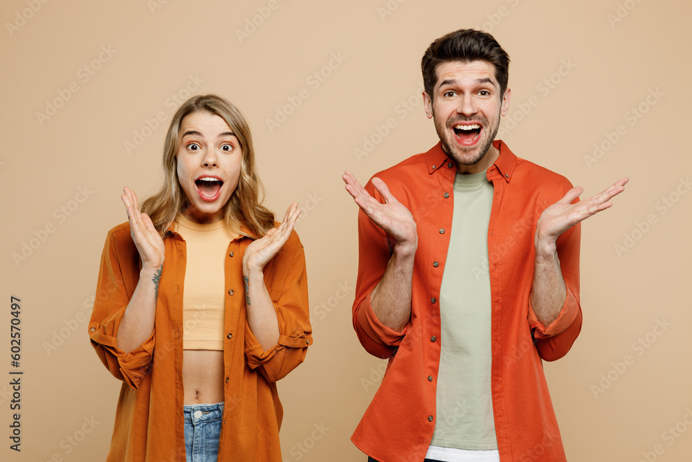 Young shocked surprised happy amazed couple two friends family man ...