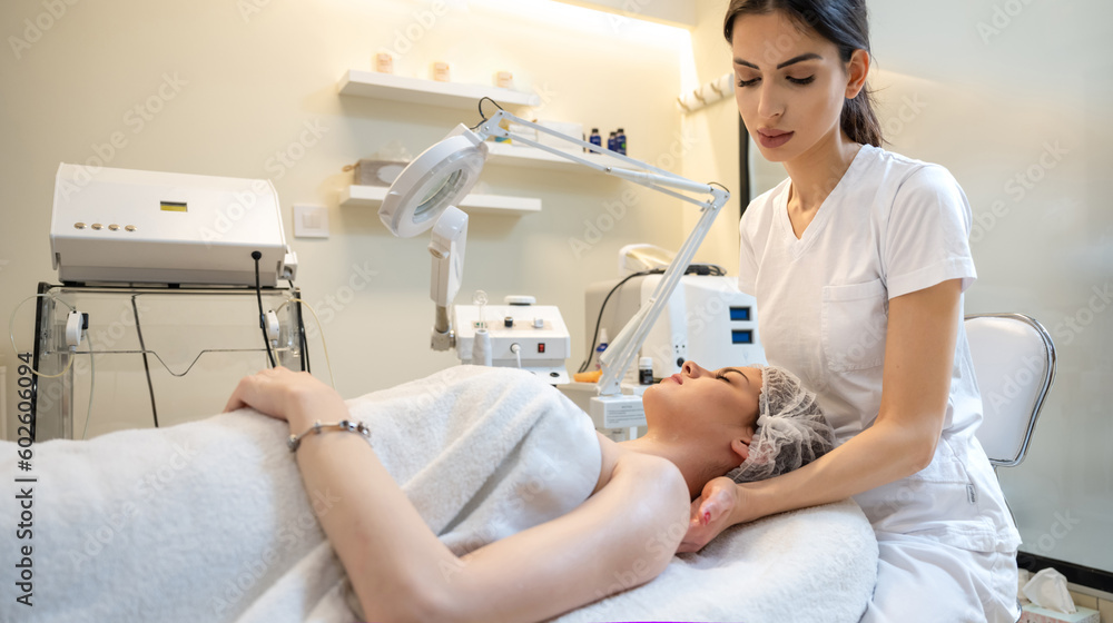 Young woman receiving a shoulder massage at an aesthetic salon Stock ...