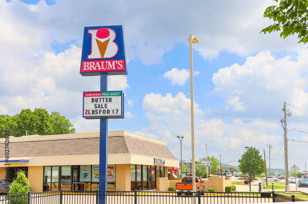 Foto de Braum's Restaurant exterior with sign and trademark logo. Braum ...