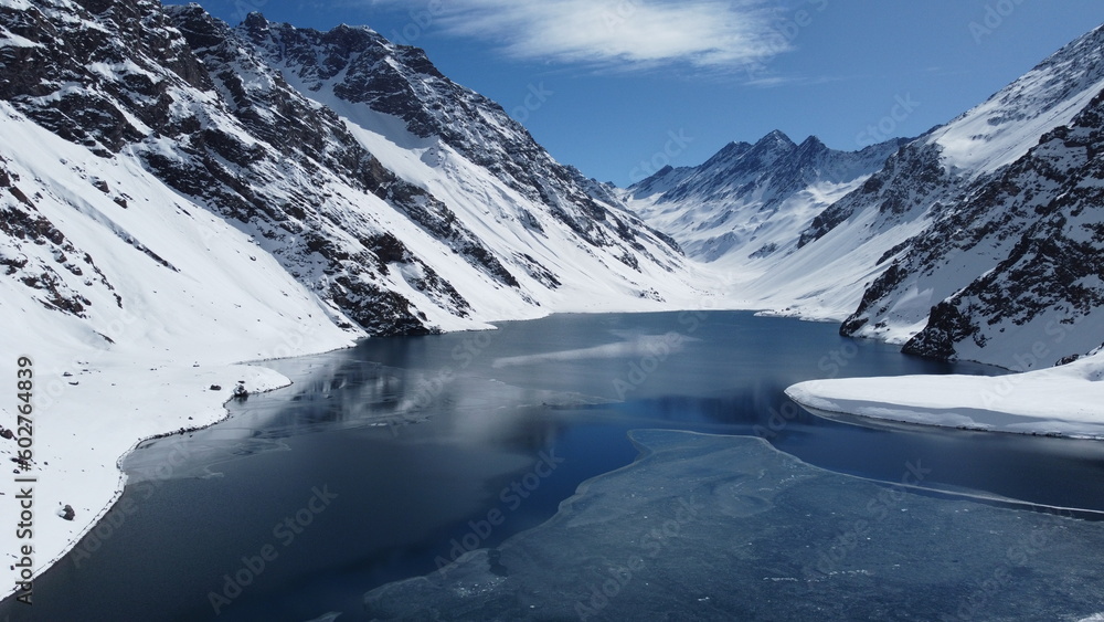 Visão aérea do lago congelado de Portillo captada do alto por um drone ...
