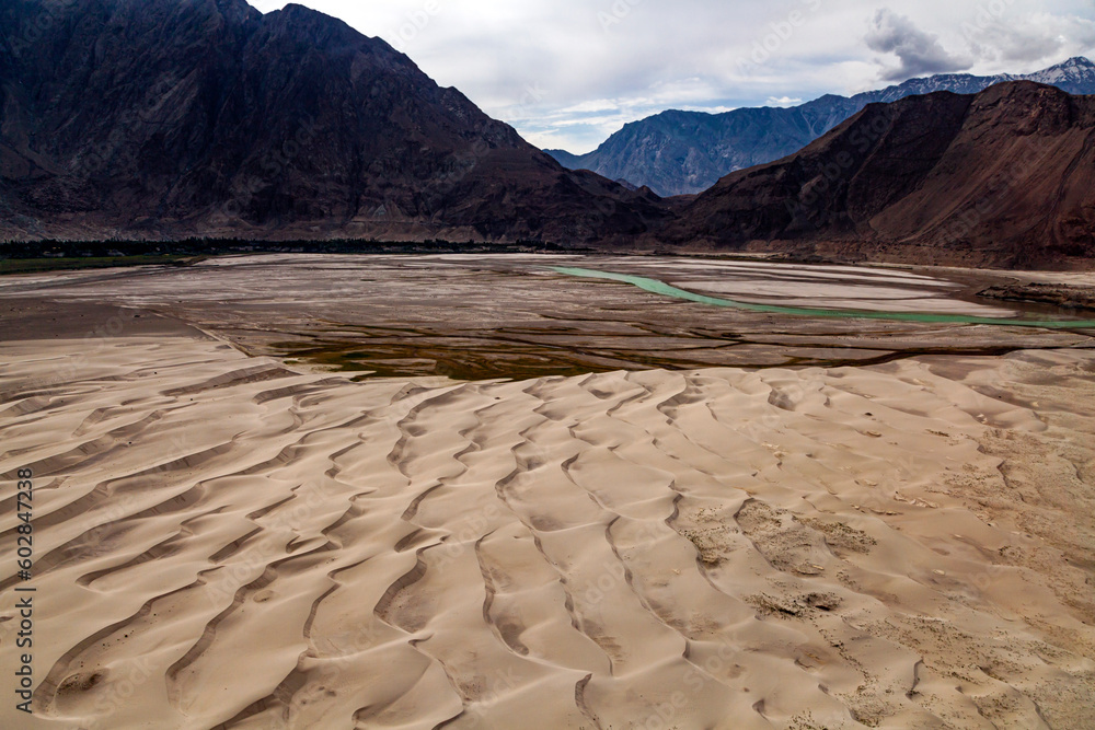 Foto de beautiful river and dune desert in the mountains, cold desert ...