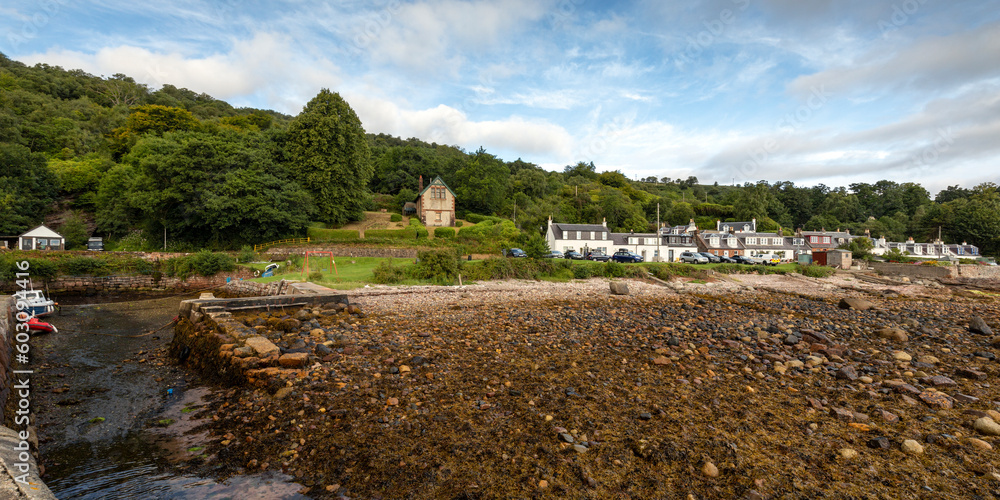 Foto de Low tide at Corrie Port, a small harbour in the pretty seaside ...