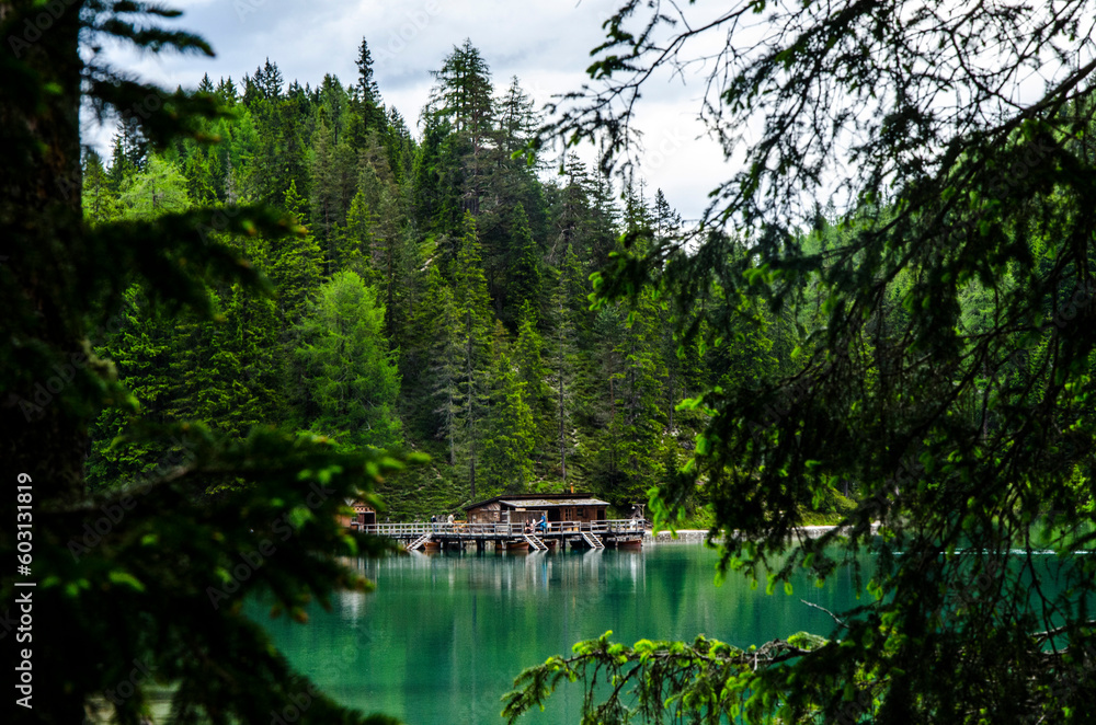 Lago di Braies, Alto Adige, Italia, casetta in mezzo al lago Stock ...