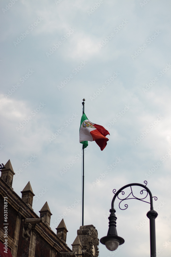 Bandera de México izada y ondeando en un edificio colonial de la Ciudad ...