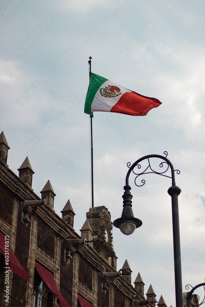 Foto de Bandera de México izada y ondeando en un edificio colonial de ...