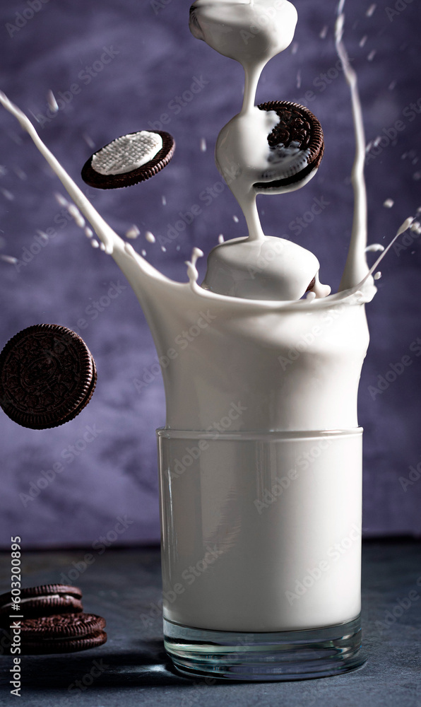 Foto de leche con galletas milk with cookies do Stock | Adobe Stock