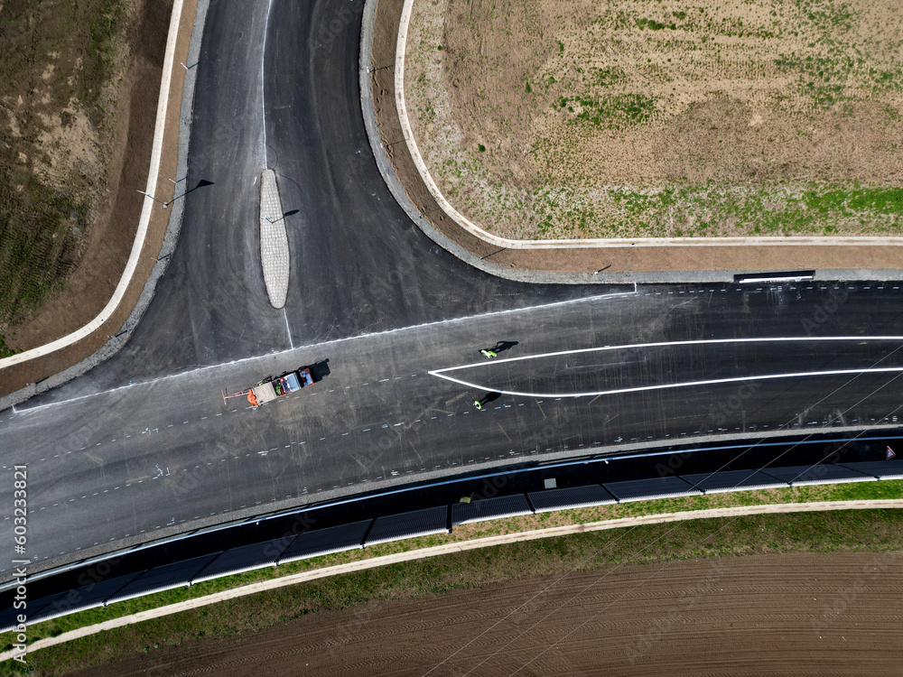 Foto de we perform horizontal road markings: central dividing lines ...