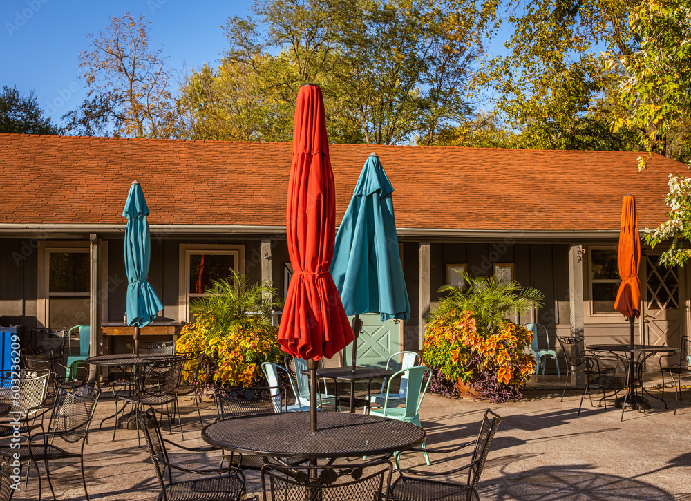 Foto de View of outdoor patio of Midwestern restaurants in small town ...