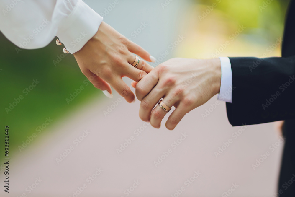 Foto de The groom holds the bride's hand at the wedding ceremony. Hold ...