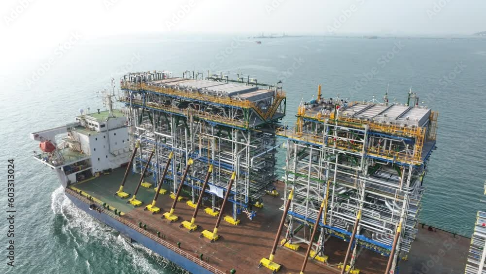 Tender Drilling Oil Rig on Barge Ship transportation Rid to Oil Rig in ...