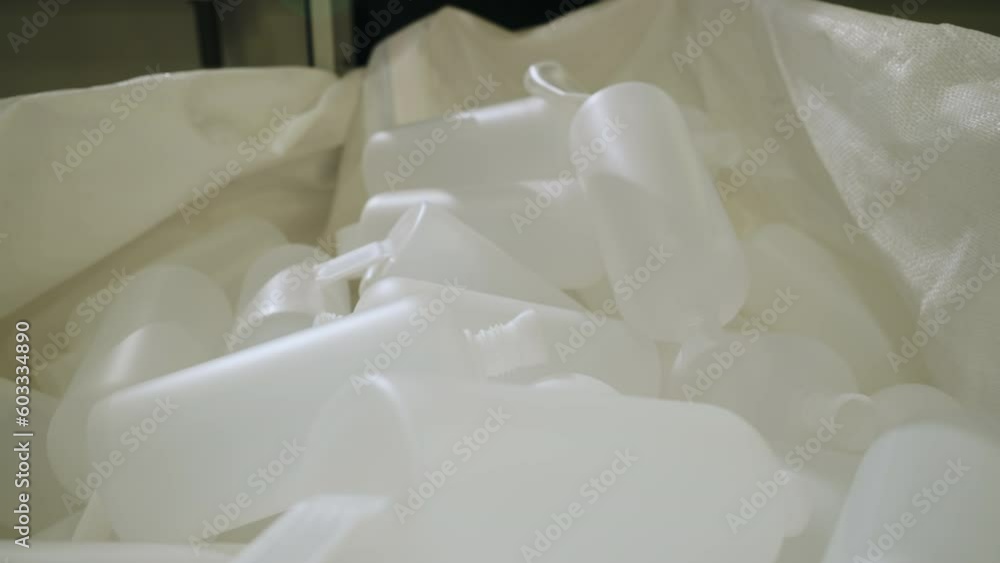 Vidéo Stock Lots of white produced plastic bottles put inside the bag ...