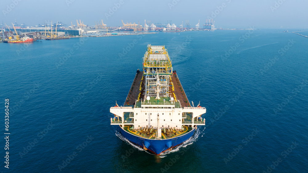 Foto de Tender Drilling Oil Rig on Barge Ship transportation Rid to Oil ...