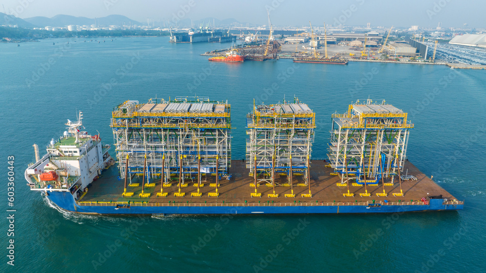 Foto de Tender Drilling Oil Rig on Barge Ship transportation Rid to Oil ...