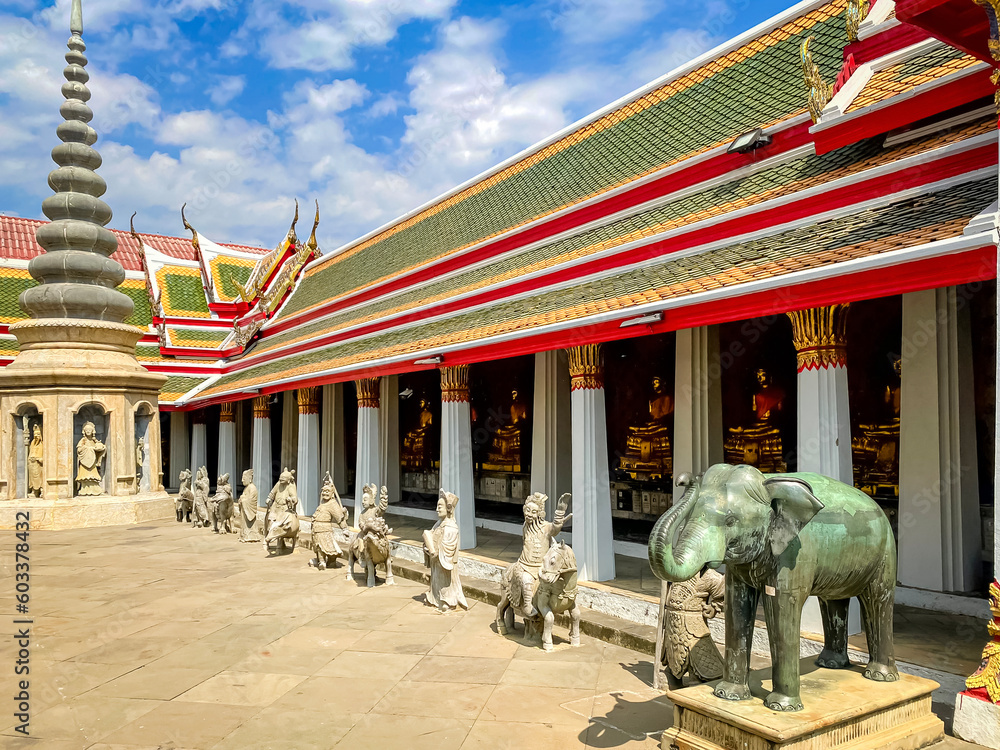 The visiting card of the capital of Thailand is the Buddhist temple Wat ...