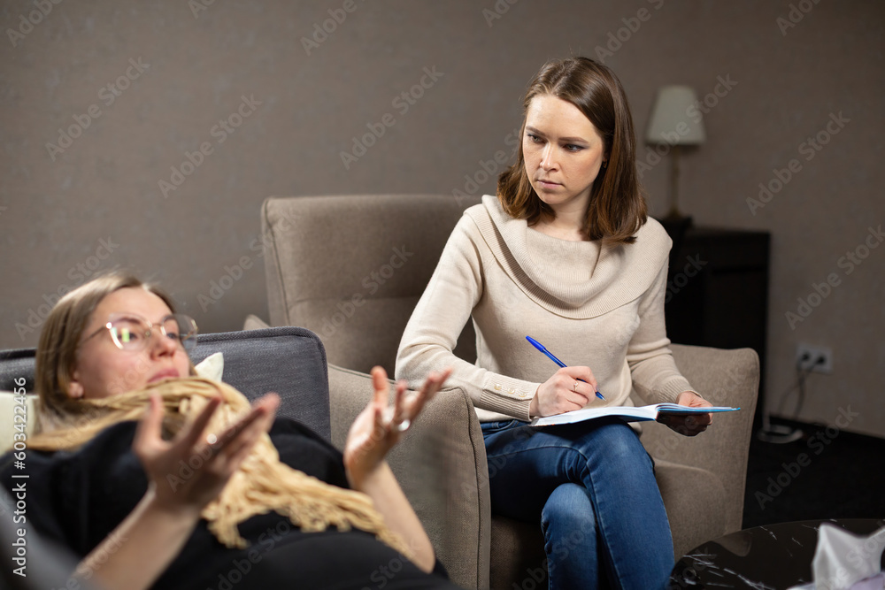 Foto de Female client gesticulates and talks about feelings at ...