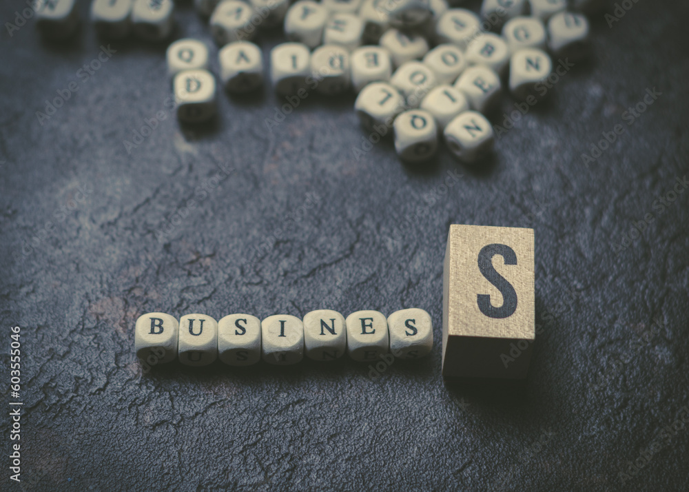 La palabra negocio escrita con cubos de madera sobre fondo negro ...