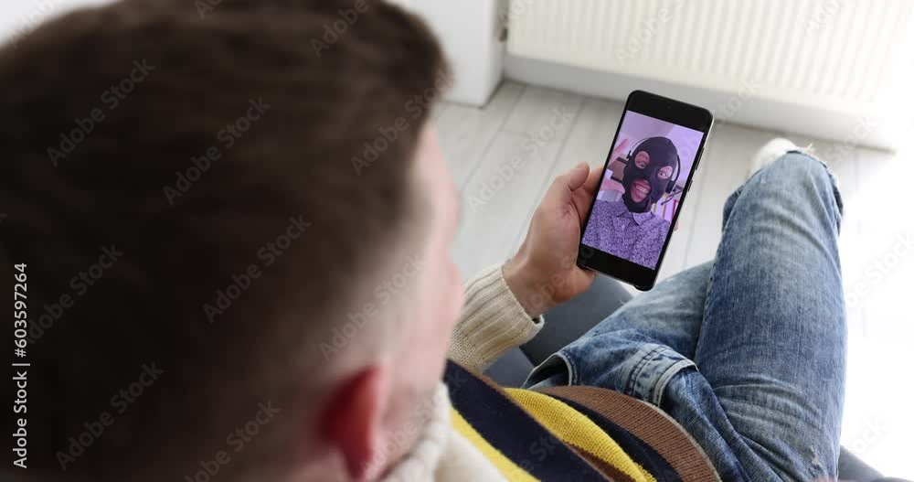 Credulous man communicates and shows credit card data to internet fraud ...