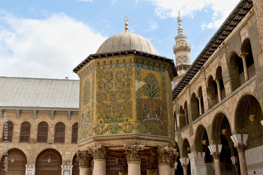 Foto de The Umayyad Mosque is the largest mosque in Damascus. It is one ...