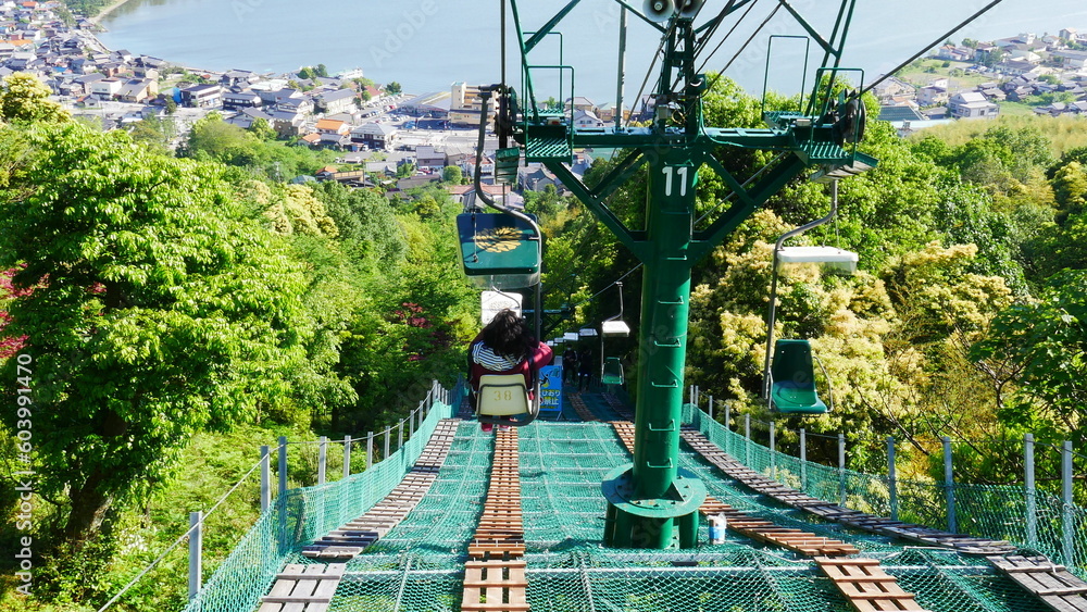 Téléphérique ou train montant le flanc d'une montagne, à travers une ...