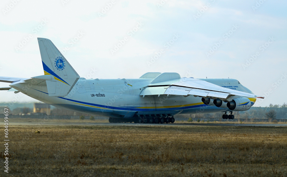 Zdjęcie Stock: Airlift cargo aircraft Antonov 225 Mriya taking off from ...