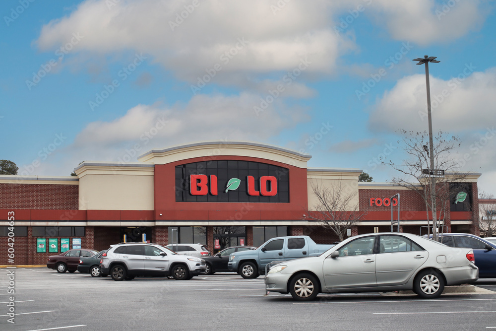 Bi Lo grocery store exterior parking lot and cars Stock Photo | Adobe Stock