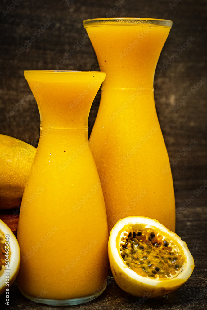 Jarra de vidrio con jugo de maracuyá y al rededor con frutas Stock ...