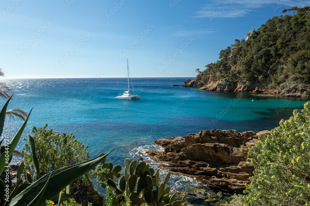 La Calanque de la Cron avec un voilier amarré au centre, à Cavalaire ...