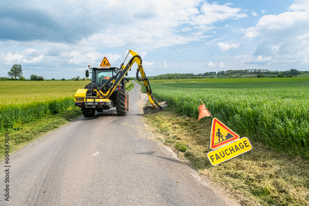 Fauchage d'une route départementale sur une bande de 1,20 mètres ...