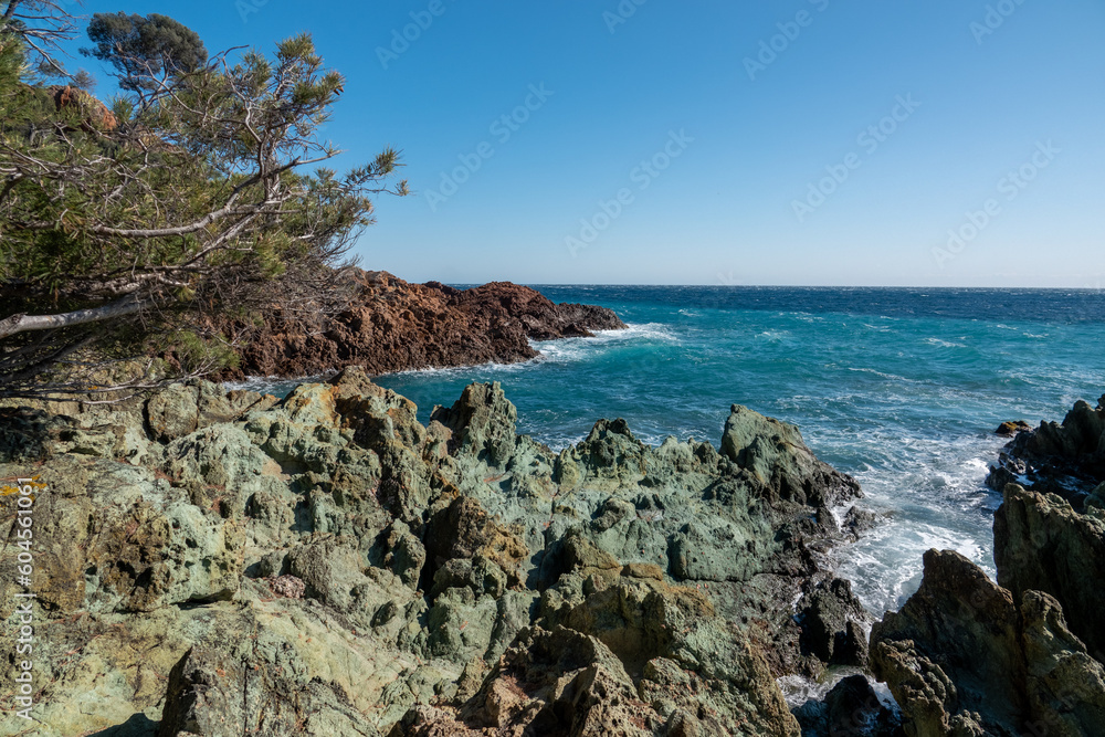 Les roches vertes et rouges du Cap du Dramont baignées par la mer ...