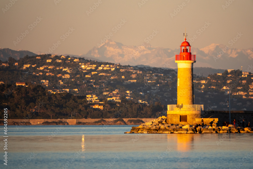 Le phare rouge de Saint-Tropez, emblématique du port de Saint-Tropez ...