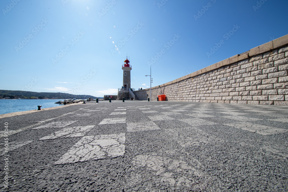 Le phare rouge de Saint-Tropez, emblématique du port de Saint-Tropez ...
