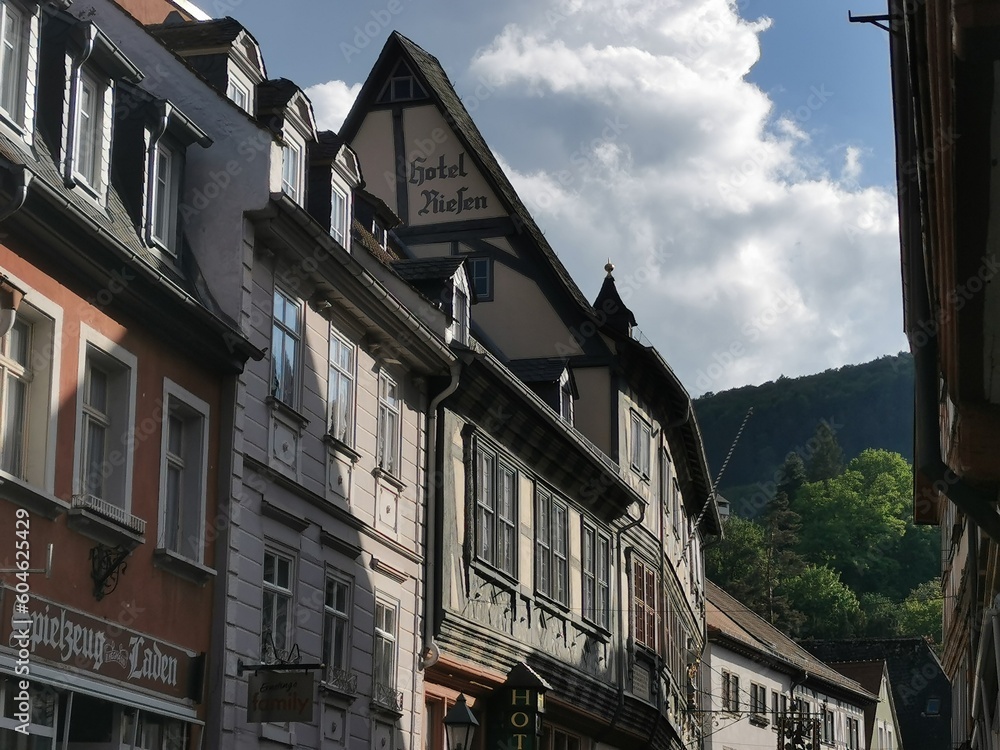 Das historische Hotel Riesen in Miltenberg von hinten gesehen ภาพถ่าย ...