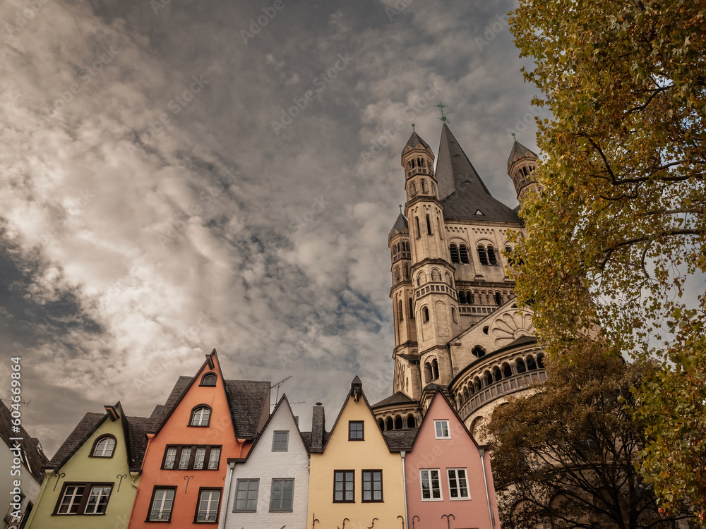 Main tower of the Gross Sankt Martin Kirche with medieval houses of ...