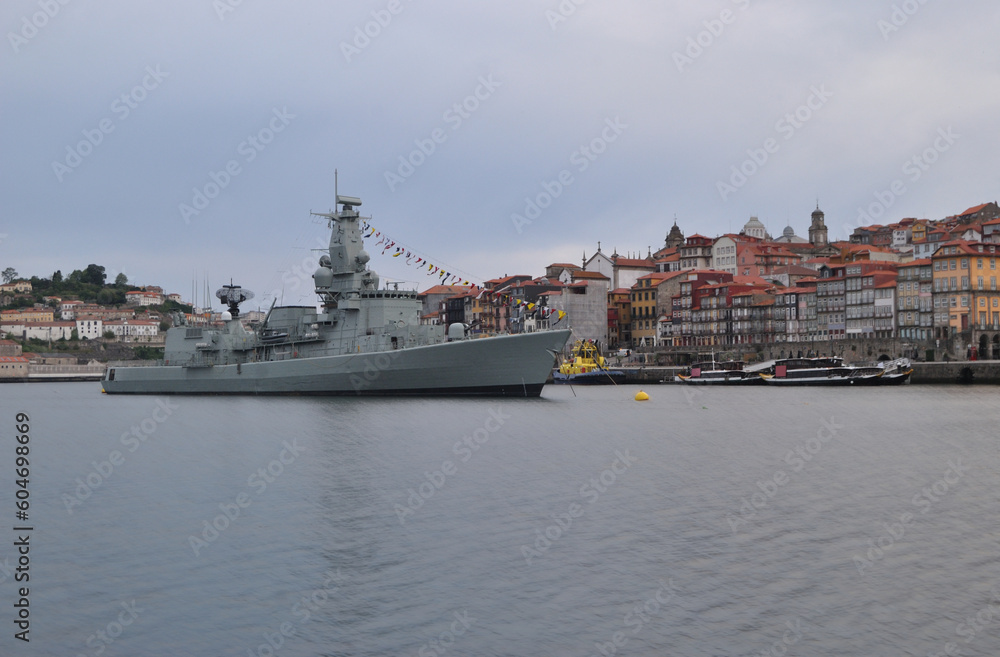 Fragata da marinha, militar, portuguesa ancorada no rio douro na cidade ...