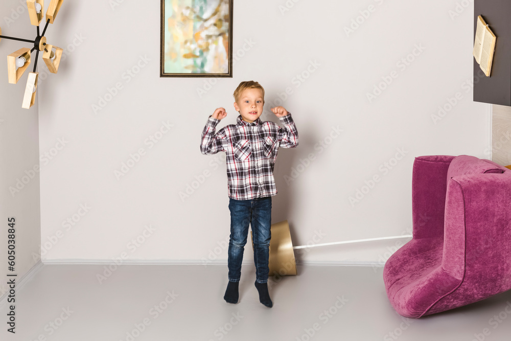 Fotografia do Stock: Little boy in the upside down room. Child standing ...