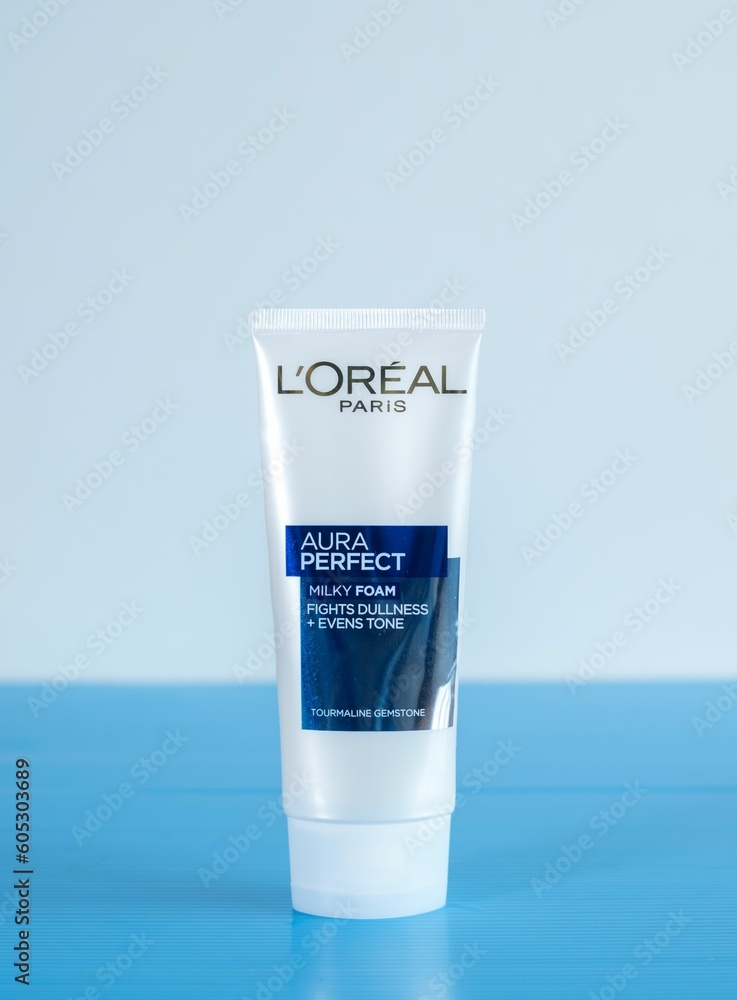 Vertical shot of the L'oreal Paris Aura perfect face wash bottle placed ...