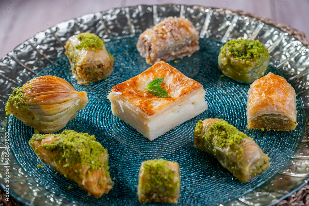 Traditional turkish baklava pistachio pastry. Dilberdudagi, ozel kesim ...