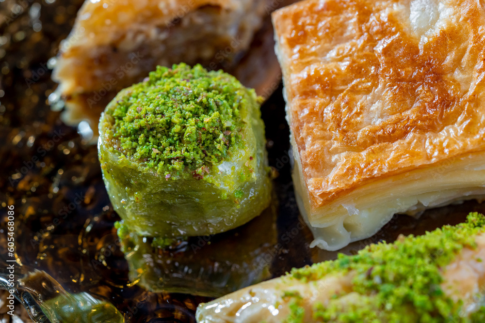 Traditional turkish baklava pistachio pastry. Dilberdudagi, ozel kesim ...
