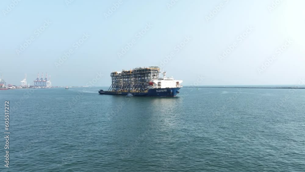 Tender Drilling Oil Rig on Barge Ship transportation Rid to Oil Rig in ...