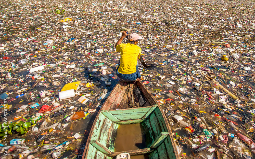 People collect trash that can be recycled and traded from the sea of ...