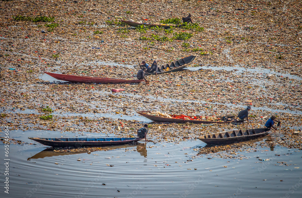 People collect trash that can be recycled and traded from the sea of ...