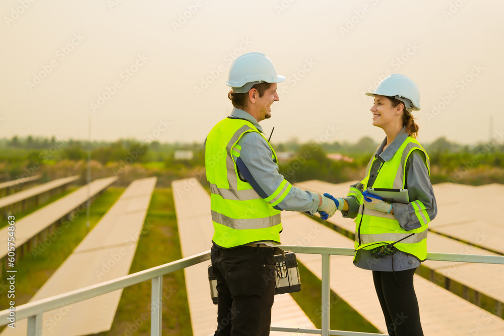 Foto Stock Engineers inspecting construction of solar panel at roof top ...